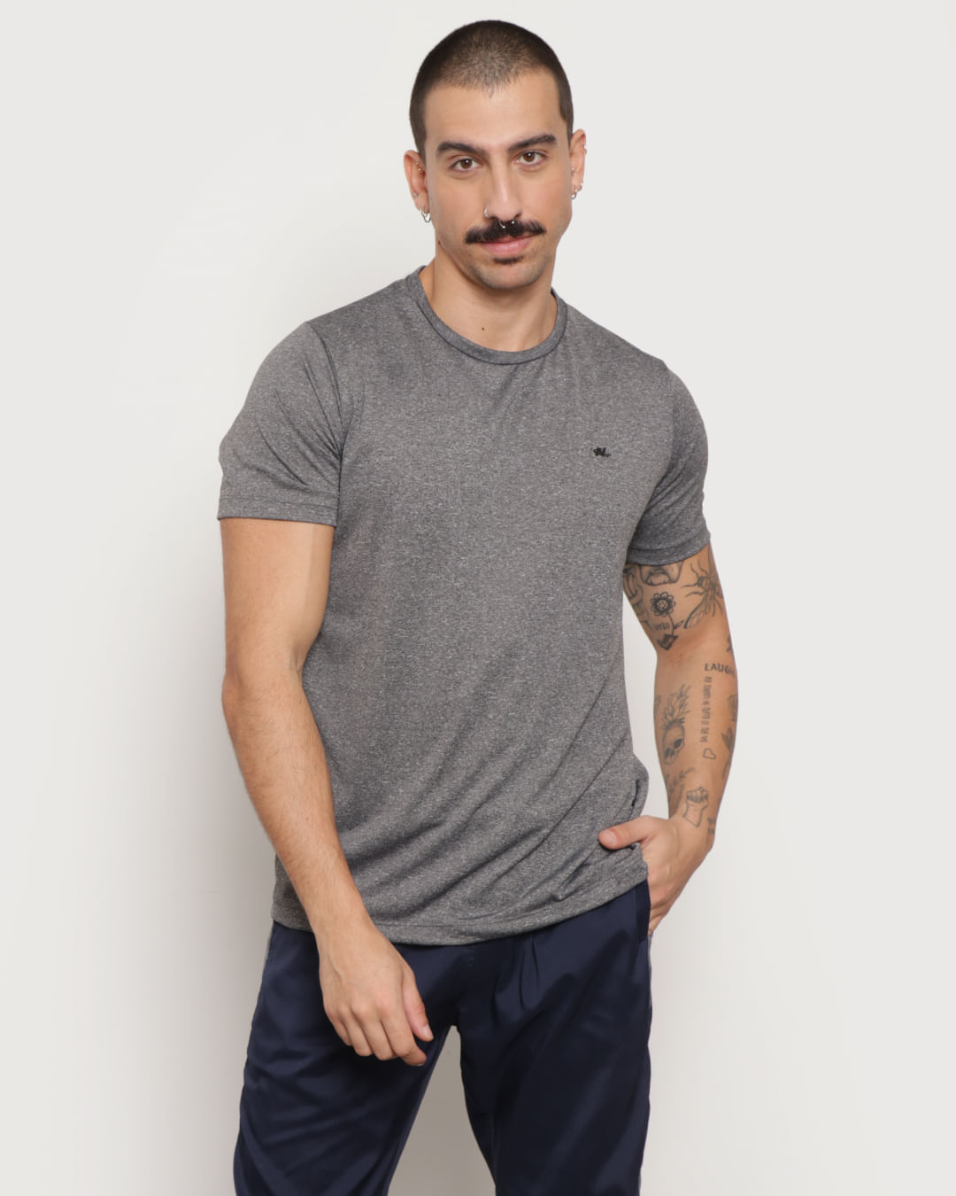 Camiseta Esportiva Masculina com Logo Frontal Manga Curta Gola Redonda ...